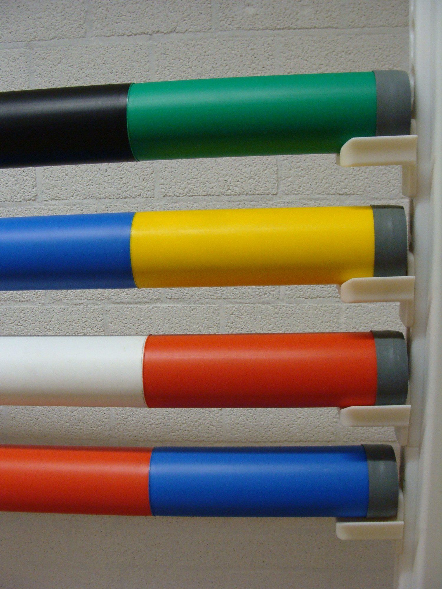 Complete kunststof hindernis met rode ronde staanders en rood-witte ...